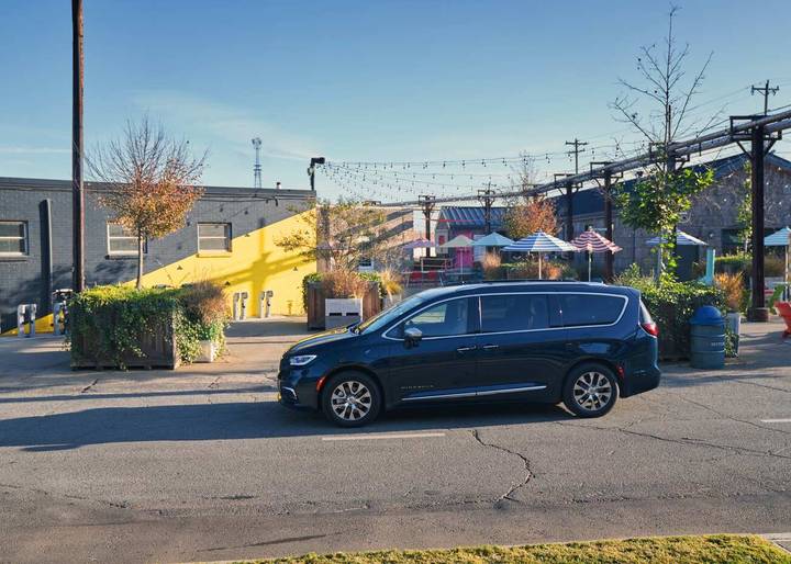2025 Chrysler Pacifica Review | Pricing, Trims & Photos - TrueCar