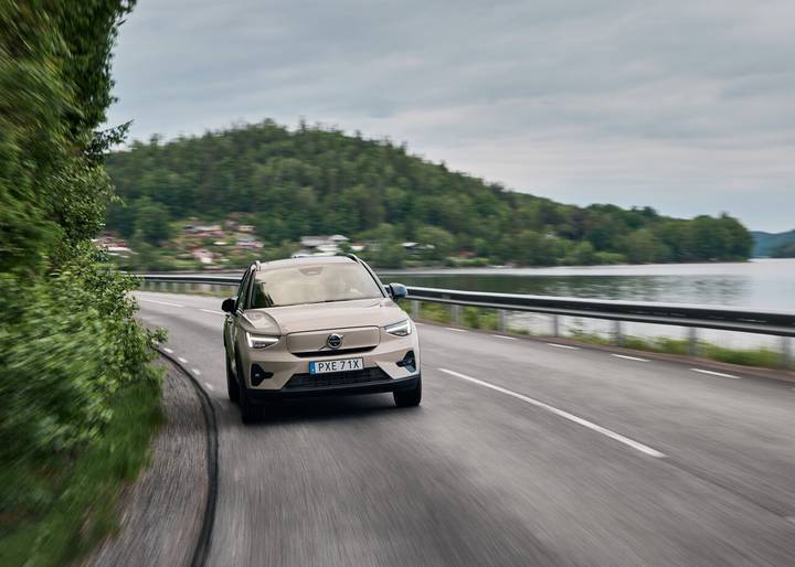 2025 Volvo EX40 Review | Pricing, Trims & Photos - TrueCar